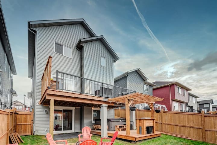 Walk Out Basement: Hot Tub, Patio & Private Yard. - Airdrie