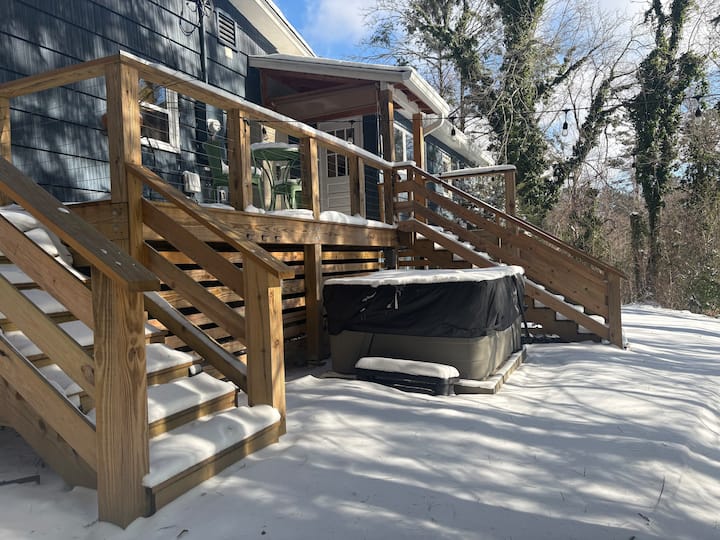 Cozy Haw Creek Retreat - Asheville, NC