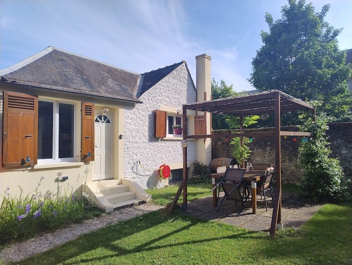 Charmante Maisonnette Et Son Petit Coin De Verdure - Étampes