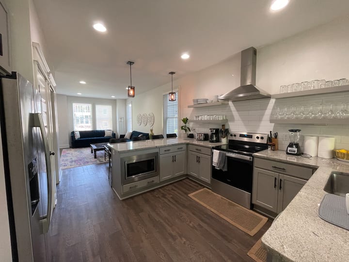 Contemporary 3-bed Home Near Zoo - Nashville, TN
