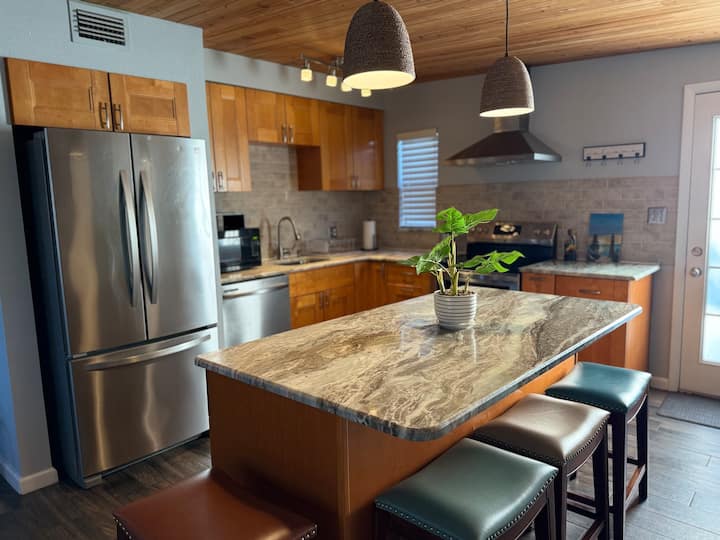 Coastal
 Vibe, New Furniture,4.5 Miles To Beaches - Indian Shores, FL