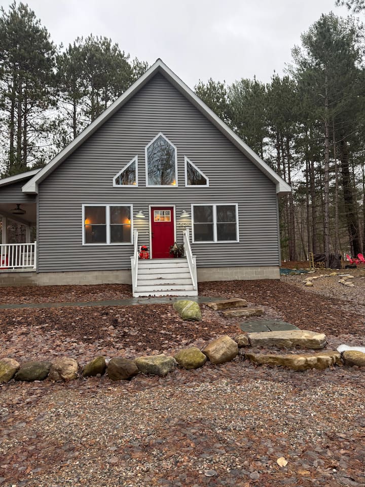 Torch Lake Cottage With 2 Bedrooms & Sleeping Loft - Torch Lake, MI