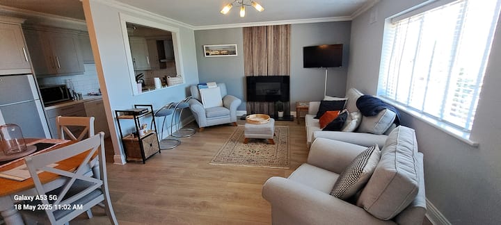 Newly Renovated Penthouse Apartment With Balcony - Galway