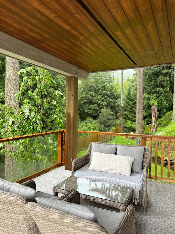 Spacious Two-bedroom Home With Two Patios - Bowen Island