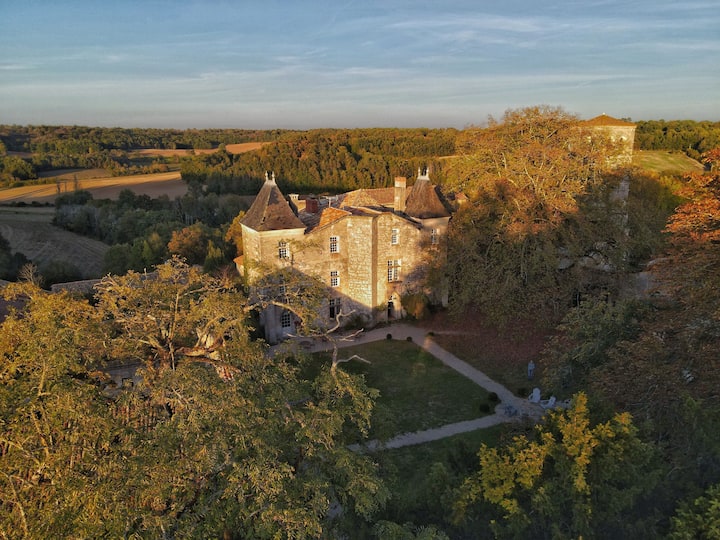 Petit Château De Village Dans Un éCrin De Verdure - Angoulême