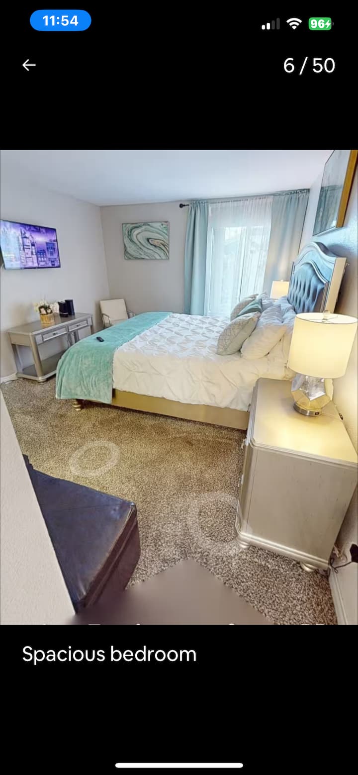 Business Trip King Bed Hd Rokutv Relaxing Balcony - Santa Ana, CA