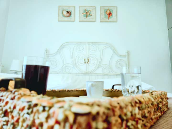 Dimitrios House
Κυκλαδίτικο διαμέρισμα 58 τετραγωνικών,στόν πρώτο όροφο,σε ήσυχη γειτονιά1,5 χιλιόμετρο από το λιμάνι της Παροικιάς και μόλις 11 λεπτά με τα πόδια από τις παραλίες "Λιβάδια" και τον ΝΟΠ. - Paros