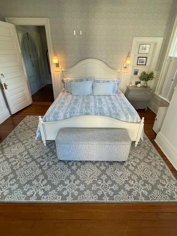 Southern Yellow Charmer- In The Heart Of Lex - Lexington, VA