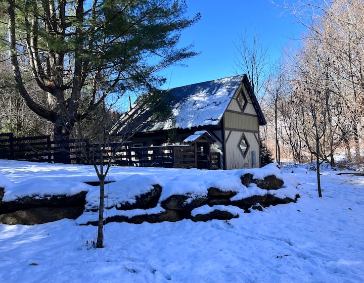 Little Horse Creek Farm- Glamping Cottage - Lansing, NC