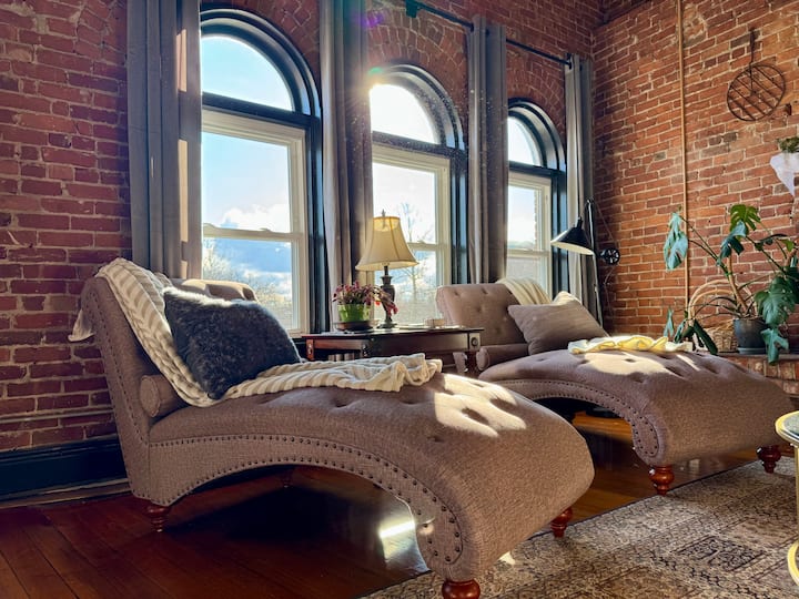 Downtown Historic Top Floor Getaway - Northampton, MA