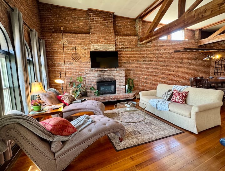 Heart Of Downtown Historic Top Floor Getaway - Northampton, MA
