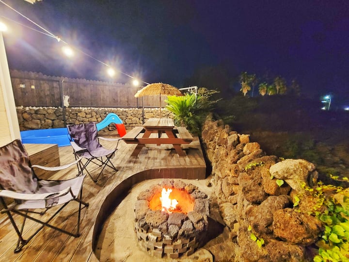 스테이신엄 투룸 단층 독채 마당 불멍 조적욕조 저상형침대 유아용품 애월해안도로 여름미니풀 - Jeju