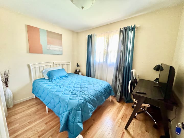 Room B • Hot Tub, Trails & River - Algonquin, IL