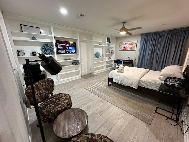 Spacious Master Suite  Private Entrance & Bath - Arlington, TX
