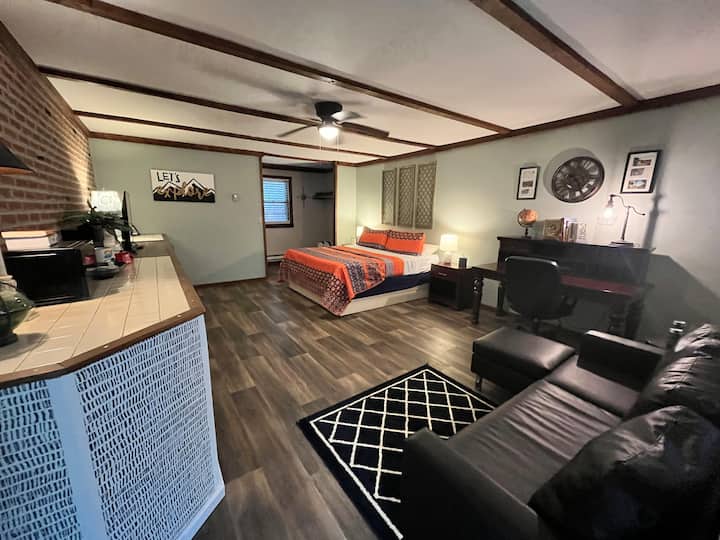 A Wanderer’s Refuge 🏔 Cozy Lodge Room - Jim Thorpe, PA