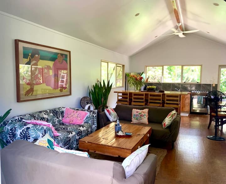 • Aircon Mstr Bedroom
• 3 Bathrooms 
• Wifi - Cook Islands