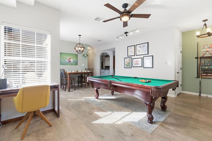 Stocked Kitch'n, Pool Table, 18 Can Dine, Big Beds - Pflugerville, TX