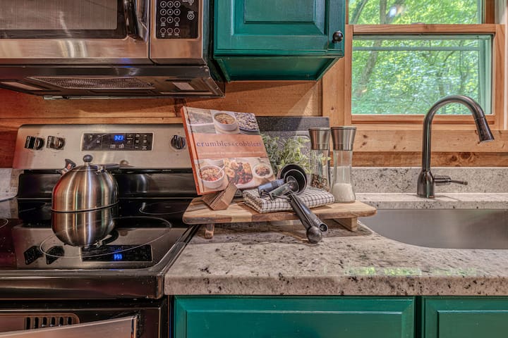 Hot Tub And Dog Friendly, 4 Miles To Cades Cove - Townsend, TN