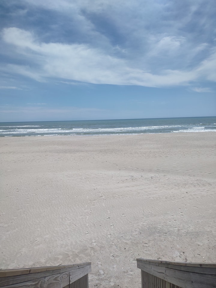 Oceanfront!  Right On The Beach! Linens Included - North Topsail Beach, NC