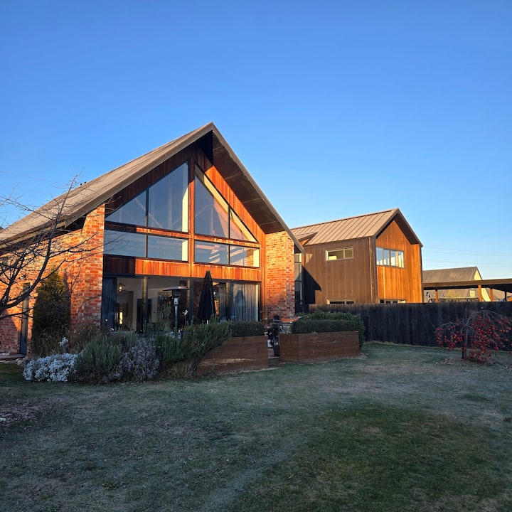 Explore & Ski - Entertainers Dream House - Queenstown