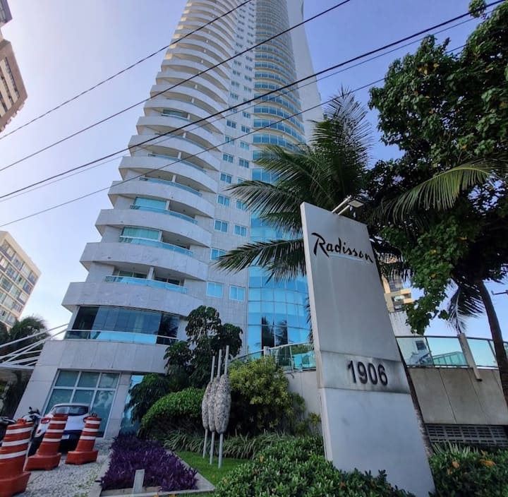 De Frente Para O Mar, No Mesmo Prédio De Um Hotel - Recife