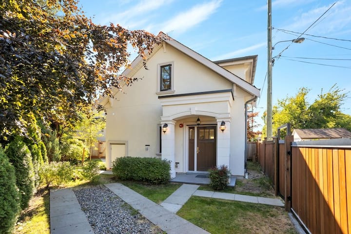 Chicvilla 3b2b, 8 Min Canadaline - Vancouver