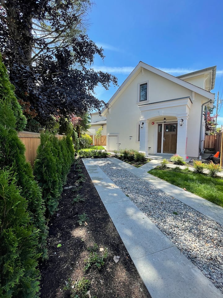 Chicvilla 3b2b, 8 Min Canadaline - Vancouver