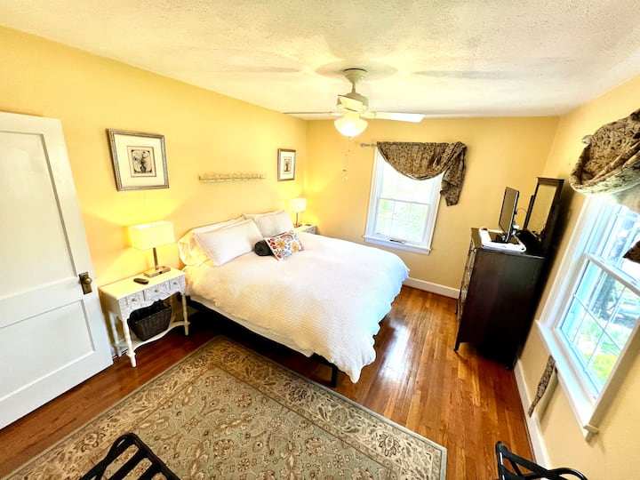 Entire Cottage:
Adjustable King Bed Near Dwntwn - Chattanooga, TN