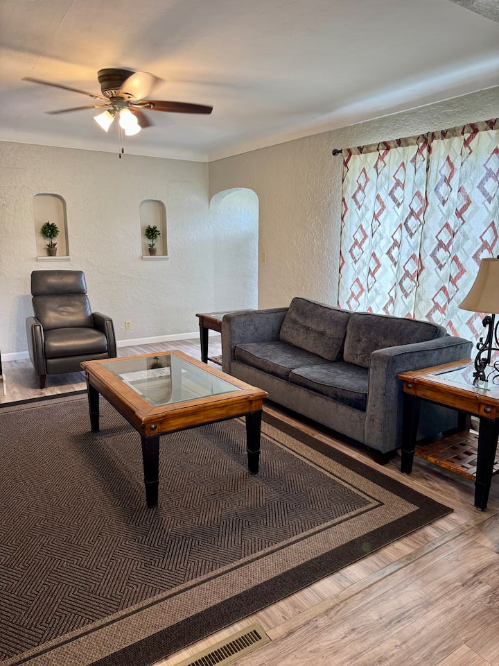 Cozy Farmhouse In Laurel - パーク・シティ, MT