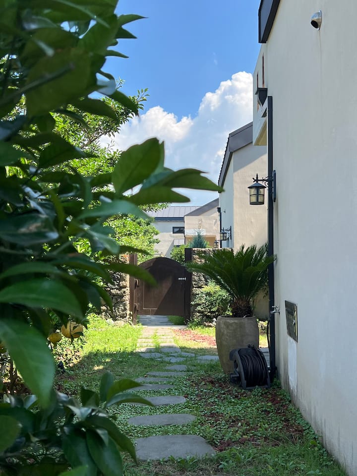 The Lucy  프라이빗 감성 돌담독채~한달살이.보름살이.1주일살이 가능 - South Korea