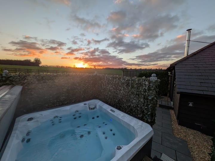 Romantic Retreat, Private Hot Tub
Nr Diddly Squat - Cotswolds