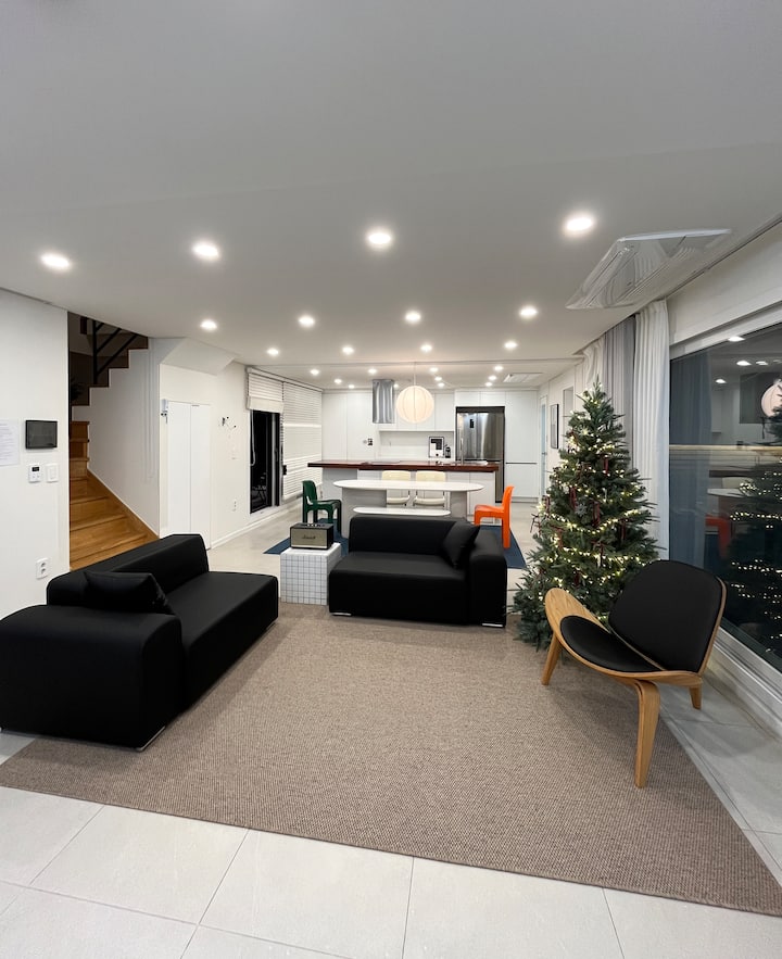 파주 헤이리 호재 2층 40평/불멍,바베큐,ott,빔프로젝트,오락기,키즈풀/정원/호텔침구 - Paju-si