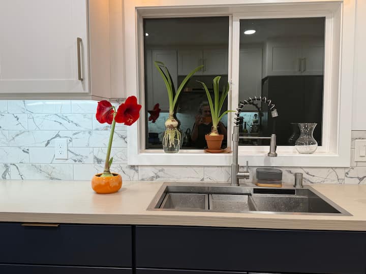 Airy Bedroom In Bright Modern Pet-free Home - Roseburg, OR