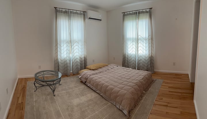 Airy Room In Modern Home. *New Bed* - Roseburg, OR