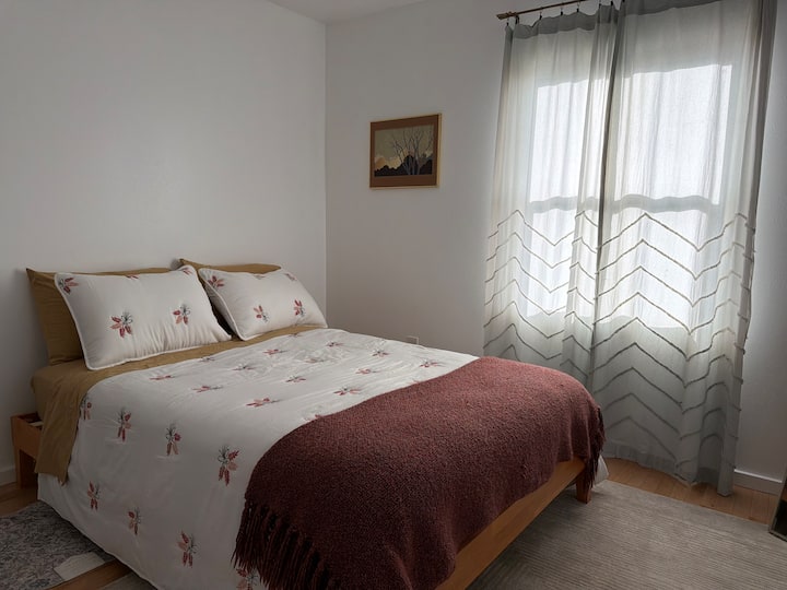 Airy Bedroom In Bright Modern Home - Roseburg, OR