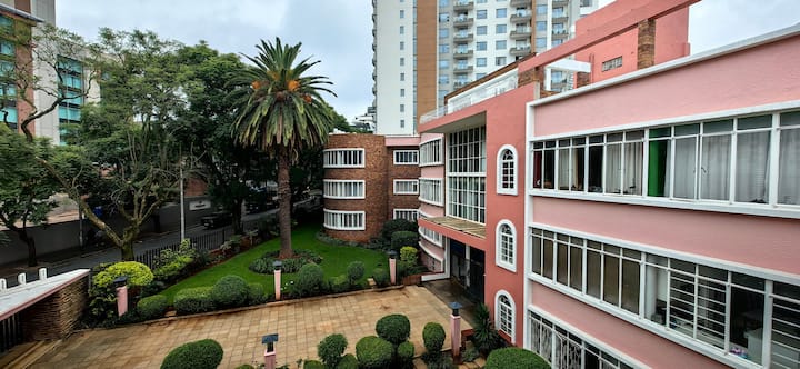 212: Expansive 1 Bedroom Condo In Central Rosebank - Johannesburg