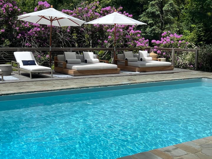 Private Hilltop Resort Style Villa W/ Water Views. - East Hampton