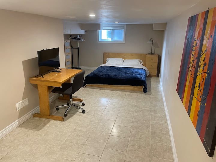 One Bedroom Basement Unit With Wifi - 미시소거