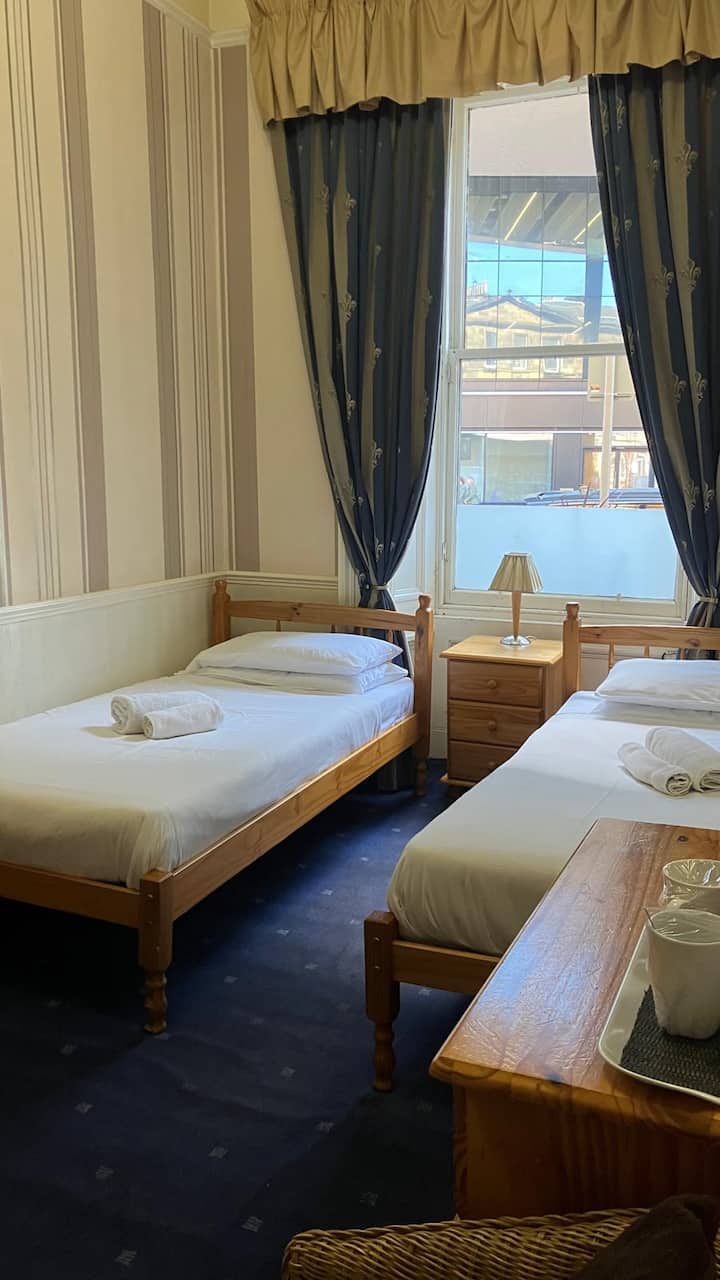 Room 8, Twin Single Beds, Kinnaird Hotel - 