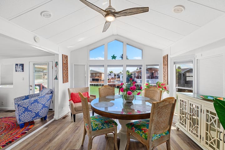 Bonnet Sea Cottage On The Water@ Liv Resort - Port Isabel, TX