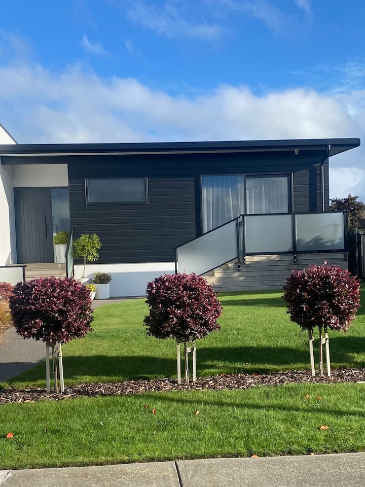 New, Luxurious, Short Stroll To The Lake - Taupo