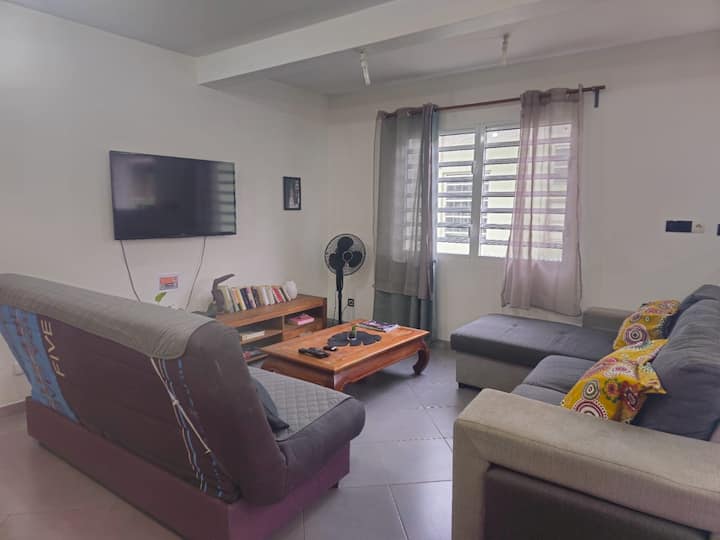 Agréable Maison De Ville, Spacieuse, Fonctionnelle - Guyane française