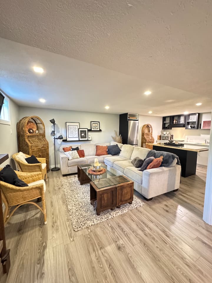 Bright 1 Br Private Suite Near Trendy Marda Loop - Calgary