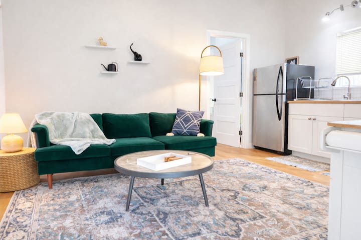 Heart Of East Downtown, Balcony, King - Austin, TX