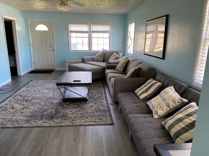 White Waterfront Cottage, Close To Cedar Point - Sandusky, OH