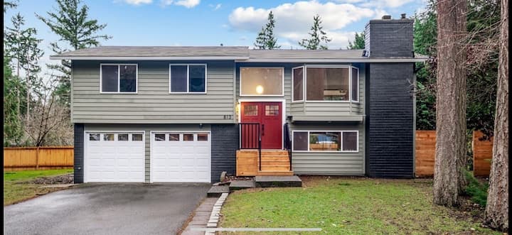 Charming 3br Home W/ Fireplace, A/c, & Yard! - Sammamish, WA