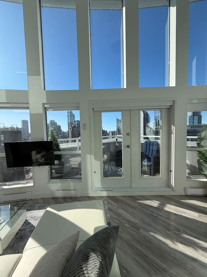 Penthouse W/ Balcony • Skyline & Sunset Views - Vancouver