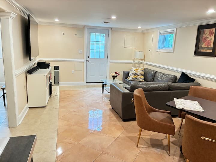 Cozy Private Entry, Kitchen & Laundry - Rockville, MD