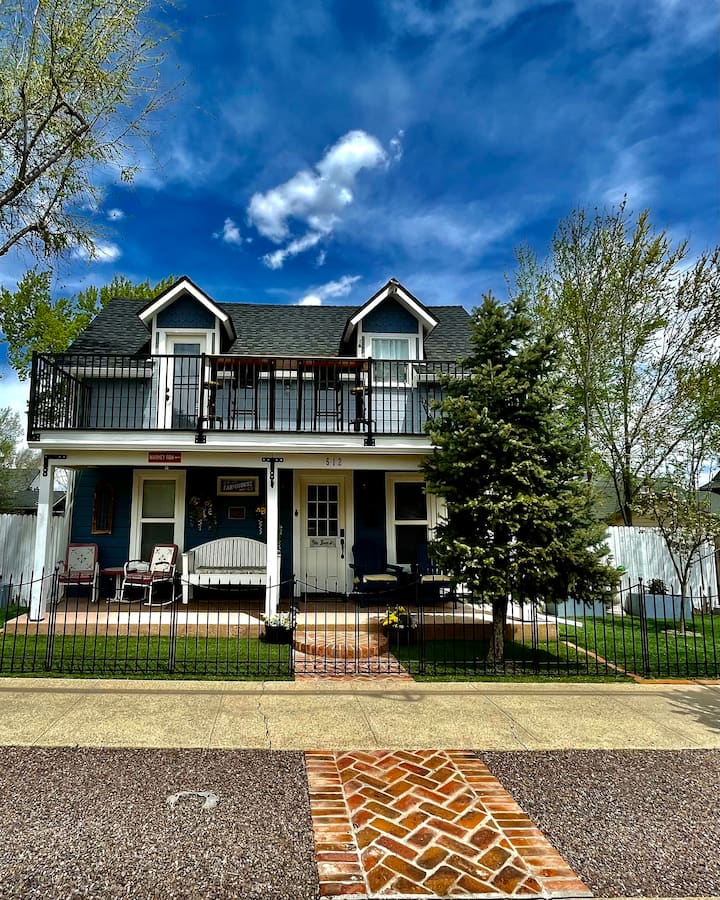 Historic Farmhouse Upstairs Suite - Walk Downtown - Arizona