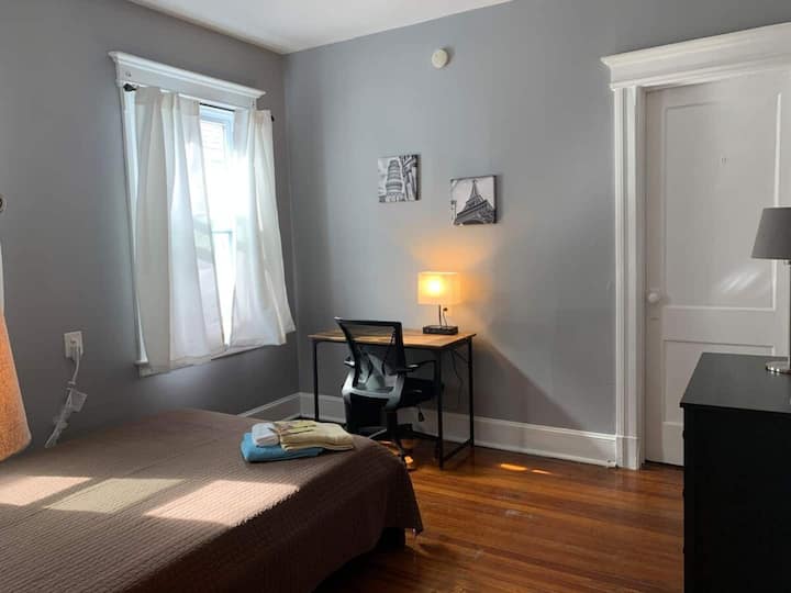 Cobalt Room | Near Yale & Downtown New Haven - New Haven, CT